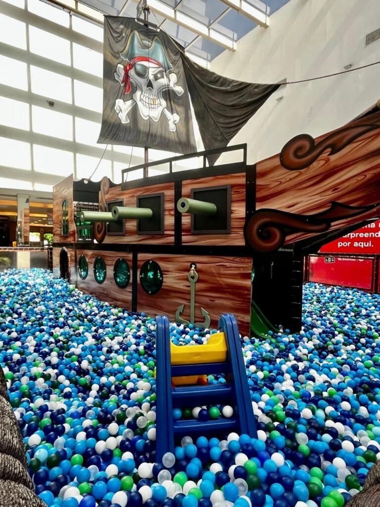 Piscina de bolinhas com Navio Pirata chega ao Limeira Shopping